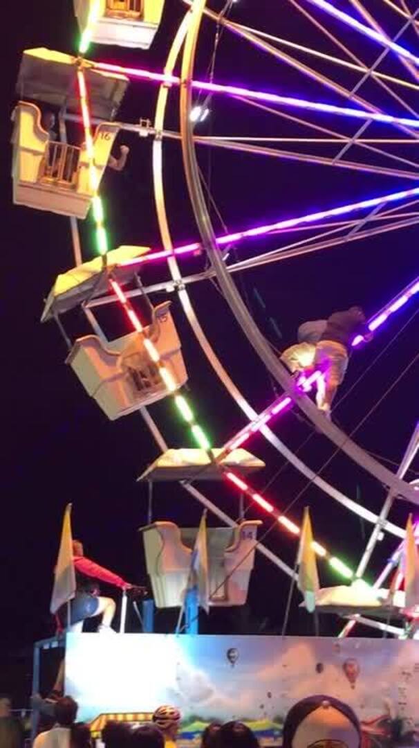 Ferris Wheel Worker Falls while Saving Trapped Kids | Jukin Licensing