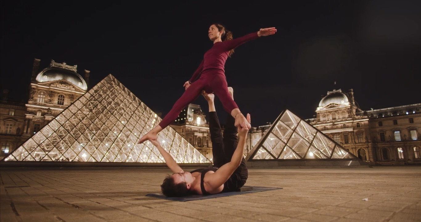 Duo Performs Amazing Acroyoga Flow in Front of the Louvre | Jukin Licensing
