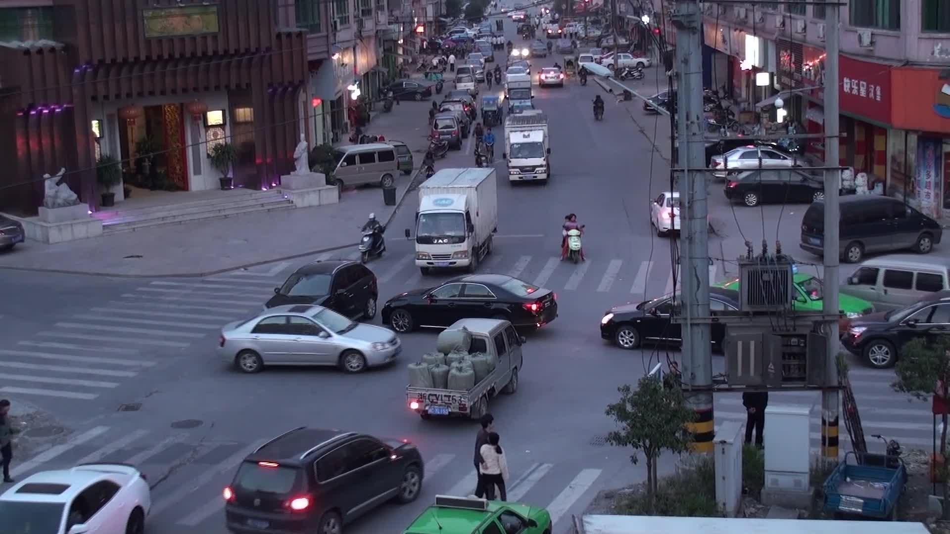 Crazy Intersection in China with No Signals | Jukin Licensing