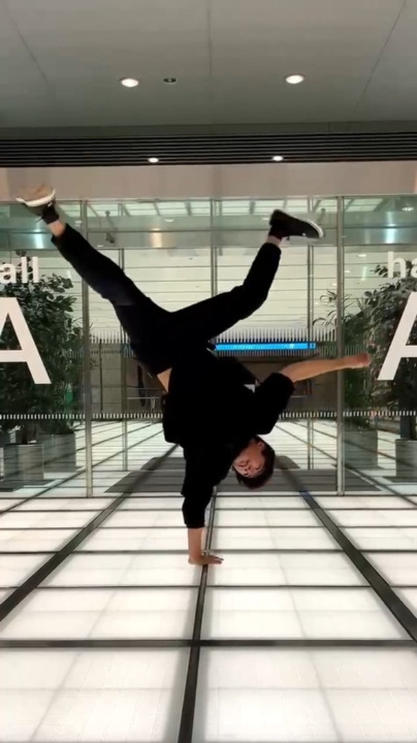 Guy Performs Mind-blowing Single Hand Breakdancing Moves | Jukin Licensing