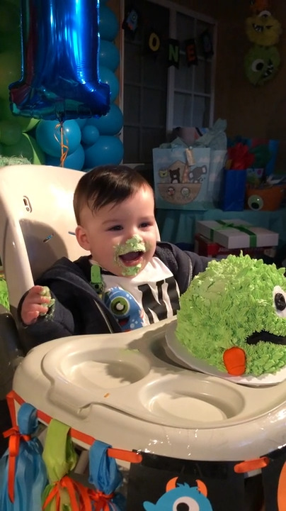 Little Boy Smashes Face Into Cake While Celebrating First Birthday ...