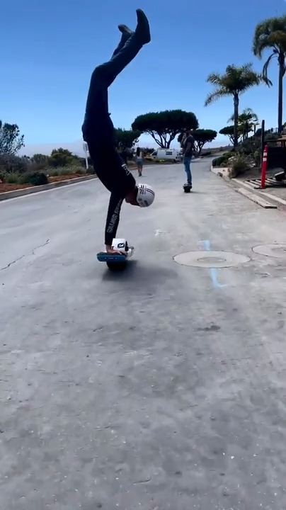Guy Falls Off Single-Wheel Electric Skateboard While Doing Handstand on ...