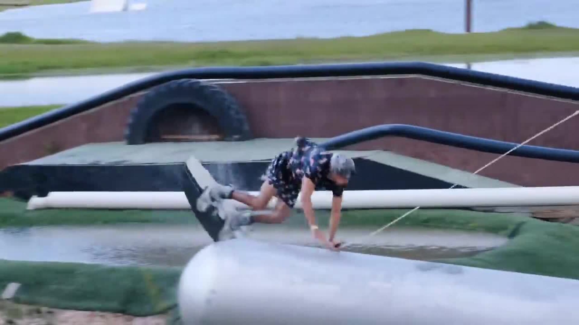 Guy Attemps Wakeboard Stunt, Fails Miserable and Breaks Wakeboard in ...