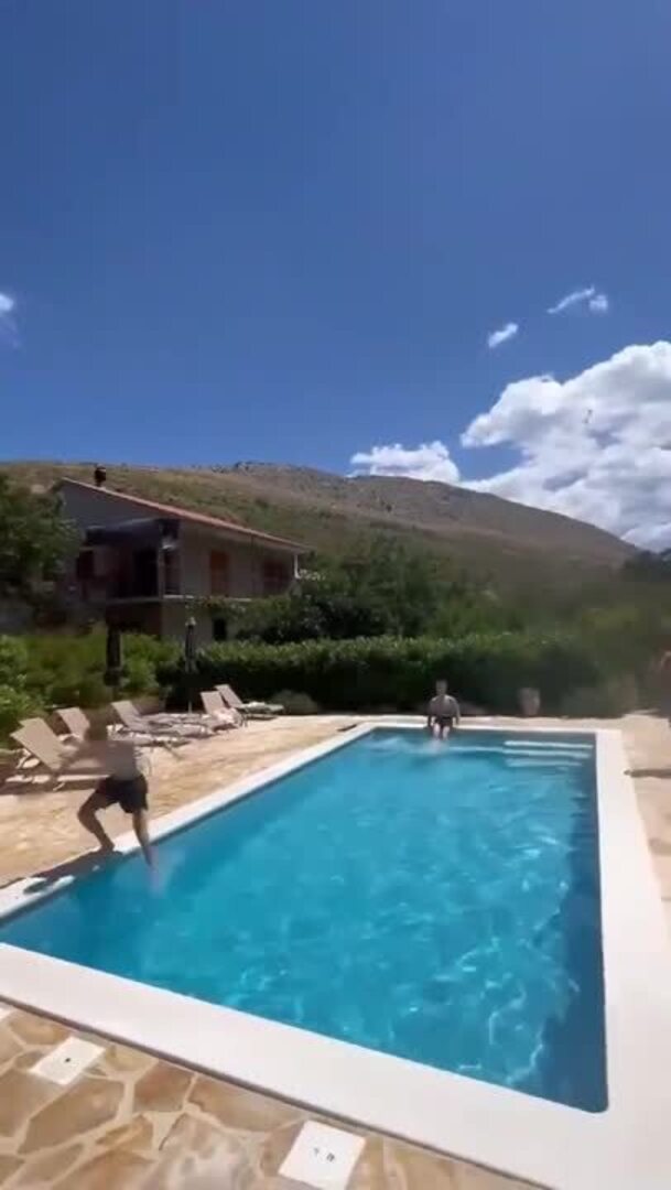 Man Tries to Jump Into Pool From Rooftop and Misses Perfect Landing ...