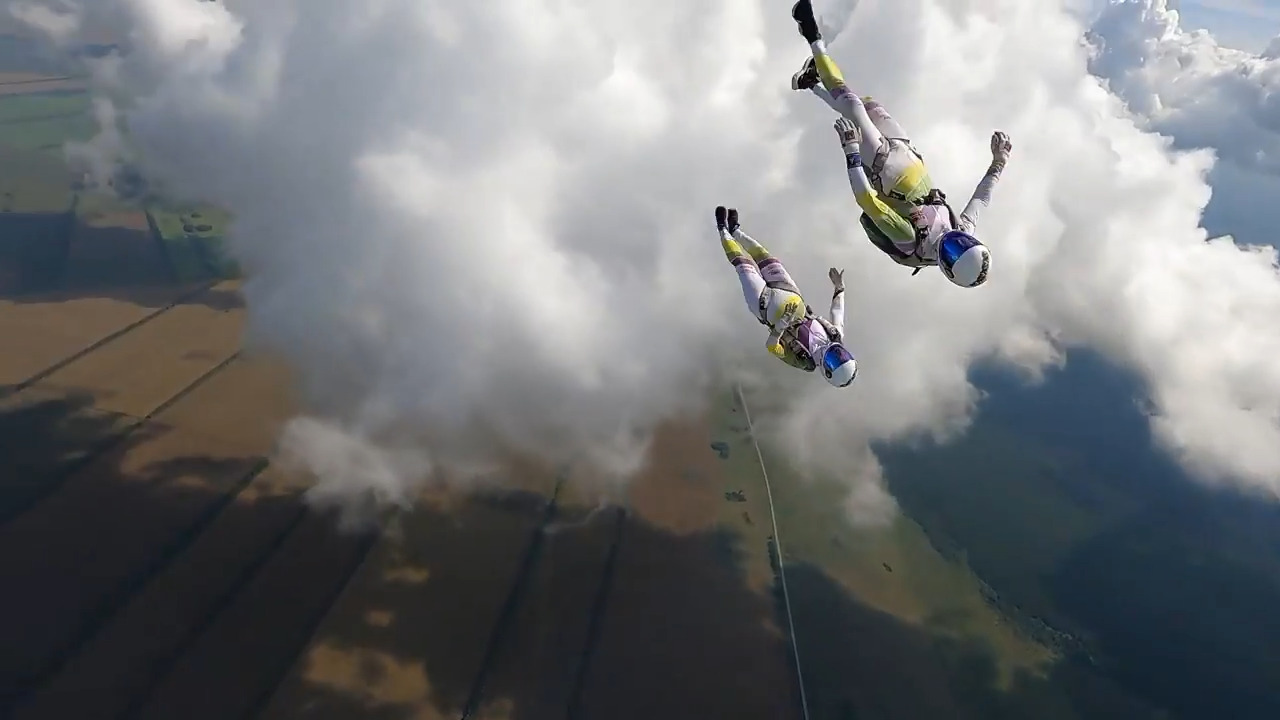 Skydiving Duo Perform Synchronized Routine During Free-Fall | Jukin ...