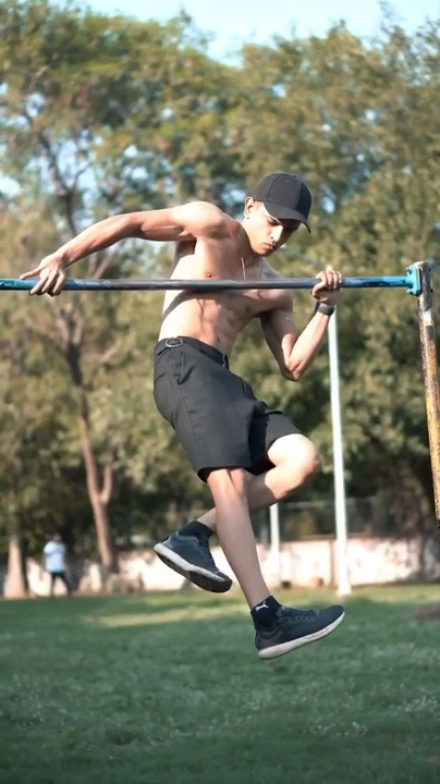 Professional Calisthenics Athlete Does Air Walk Pull-up at Park | Jukin ...