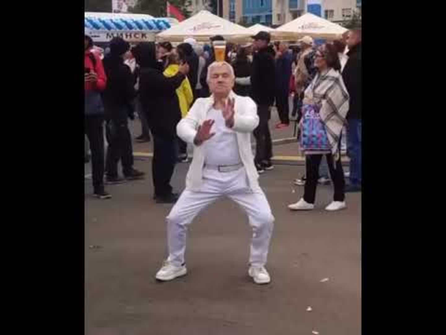 Man Dances While Balancing Glass of Beer on His Head | Jukin Licensing