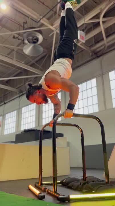 Guy Performs Impressive Handstand Shoulder Press On Parallel Bars ...