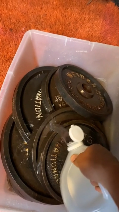 Person DIY Refurbishes Rusty Weight Plates | Jukin Licensing