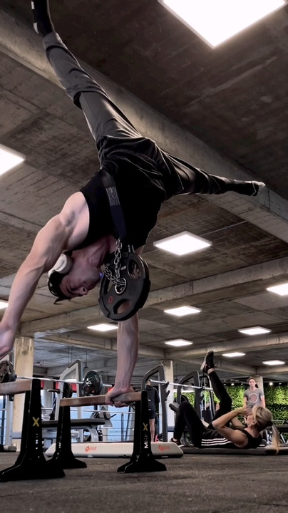 Guy Performs Mind-blowing One-Arm Handstand With Weight Plate | Jukin ...