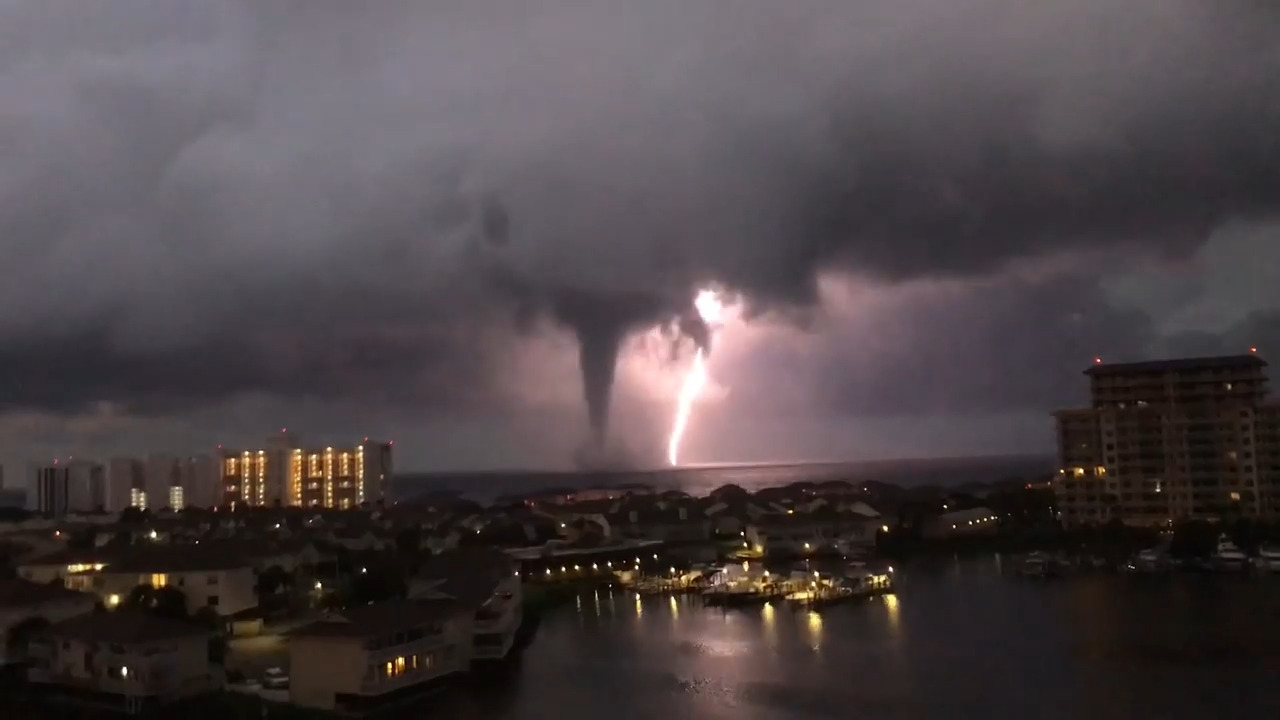 Large Waterspout Formation During Thunderstorm in Destin, Florida ...