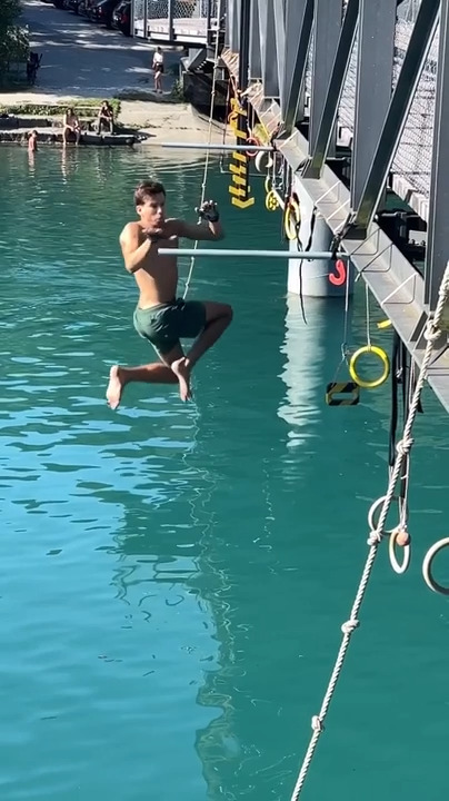 Ninja Warrior Champion Fails To Grab Bar At Bridge After Spinning in ...