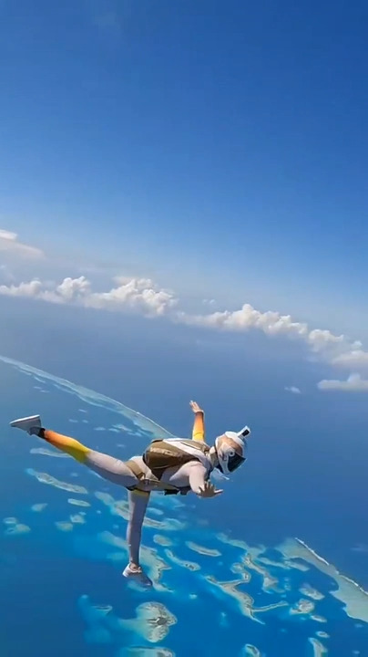 Body-Flying Coach Spins While Doing Freestyle Skydiving | Jukin Licensing