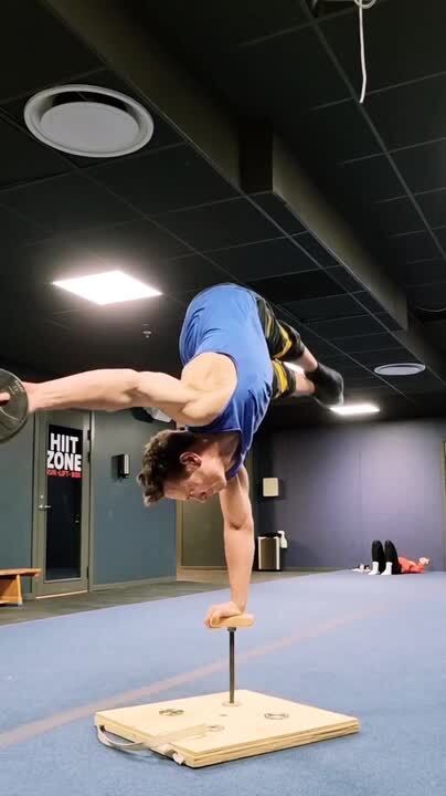 Artist Displays Incredible Body Balance While Doing Single Handstand ...
