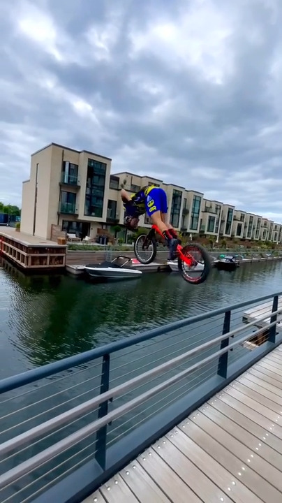 Guy Jumps Into Water With His Bike After Performing Balancing Tricks on ...