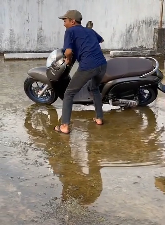 Friends Slip And Fall in Puddle While Struggling to Take Their Scooters ...