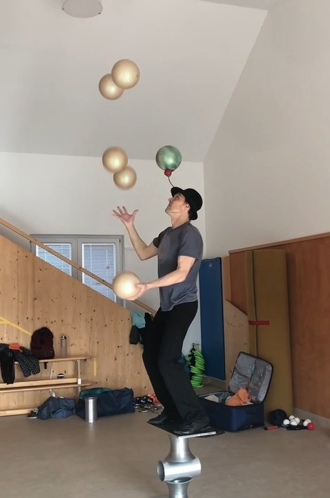 Guy Shows Juggling Trick While Standing on Multiple Balance Boards ...