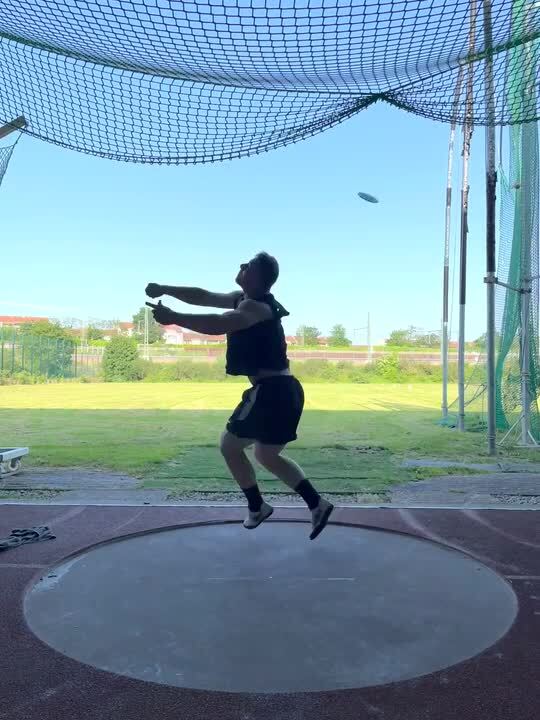 World Champion Slips and Falls During Discus Throw Training Session ...