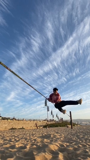 Guy Executes Wonderful Slackline Tricks at Beach | Jukin Licensing