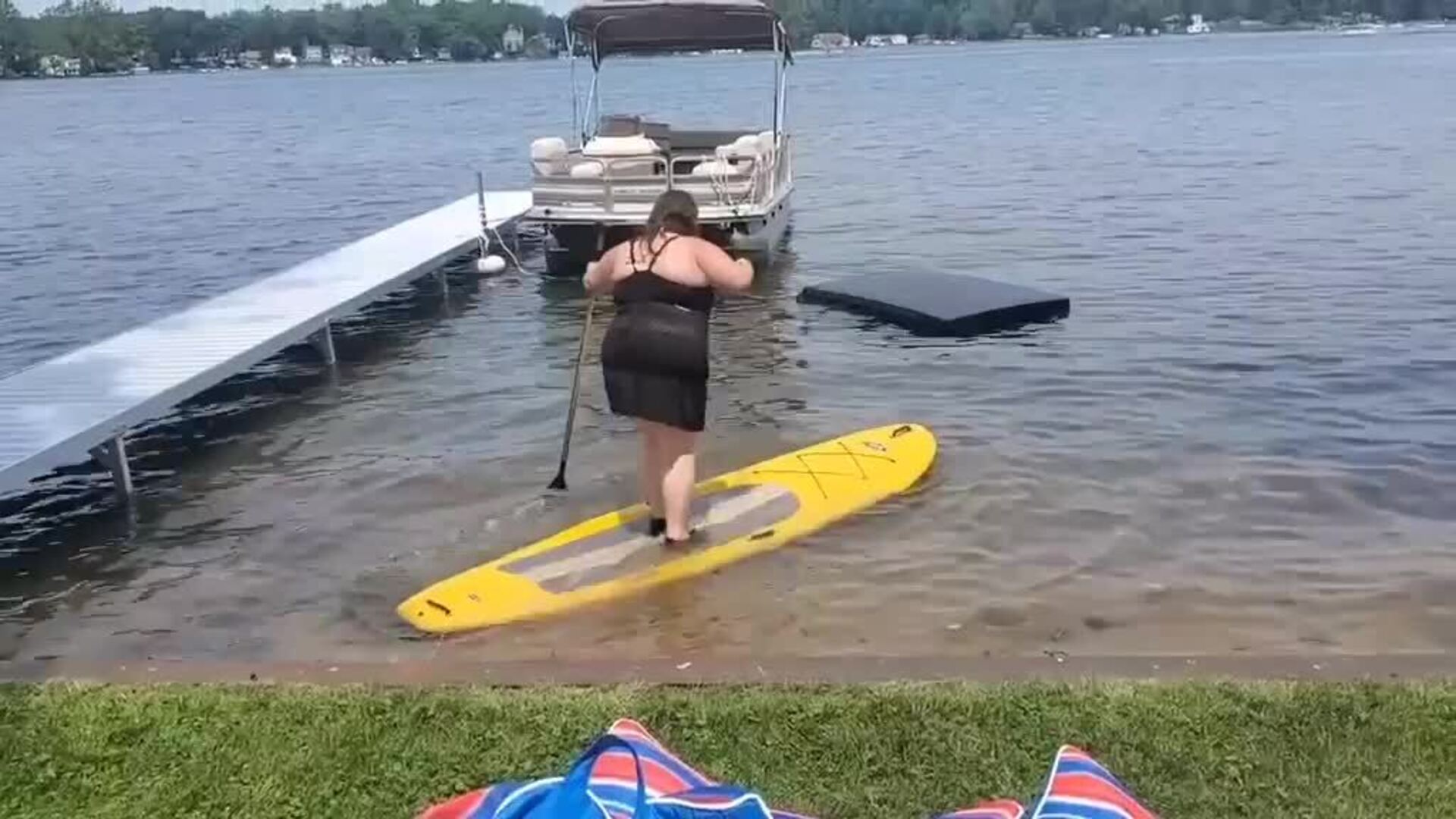 Woman Falls Face First Into Water While Trying to Paddleboard | Jukin ...