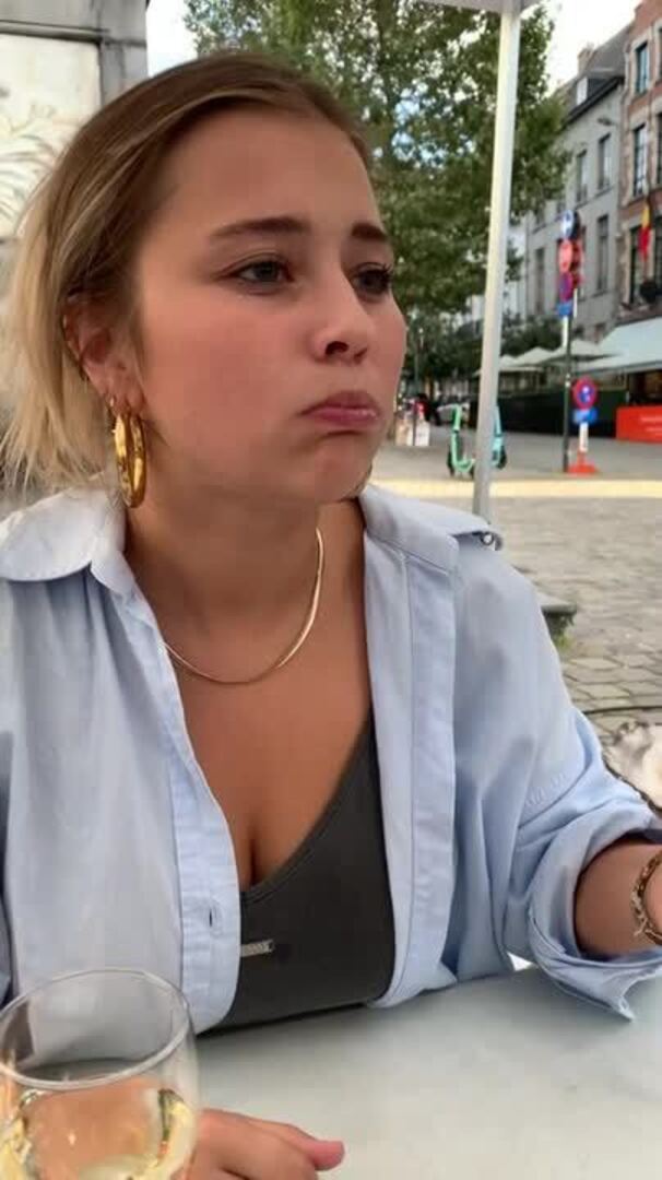 Girl Spits Out Oyster After Trying it For First Time | Jukin Licensing