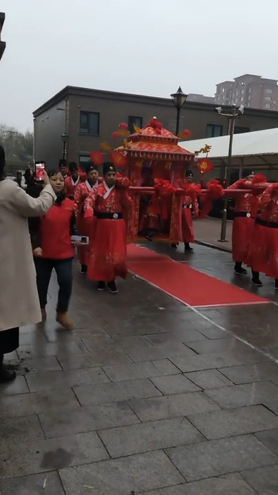 People Watch as Traditional Chinese Wedding Procession Pass Through ...