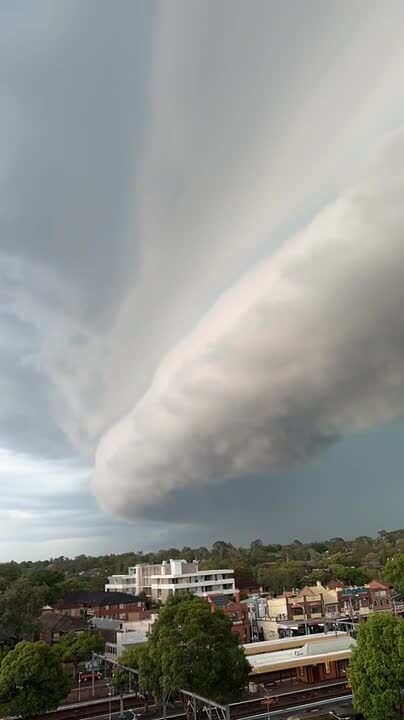 Dense Lump of Cloud Rapidly Covers Sky in Sydney, Australia | Jukin ...