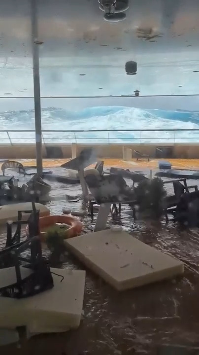 Extreme 30 Waves Crash Into Cruise Ship Coming Back From Antartica ...