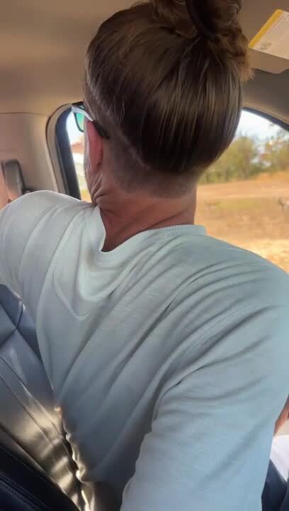 Kids Scream in Fear as Ostrich Sticks Its Head Inside Car | Jukin Licensing