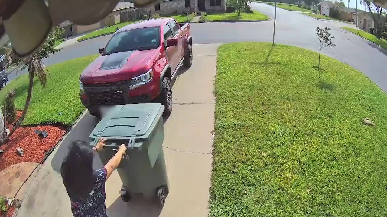 Strong Wind Causes Trashcan's Lid to Smack Person in Head in Texas, USA ...