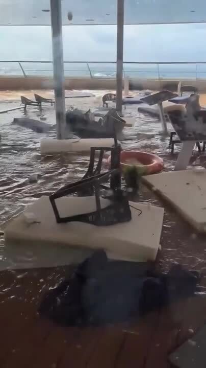 Extreme 30 Waves Crash Into Cruise Ship Coming Back From Antartica ...