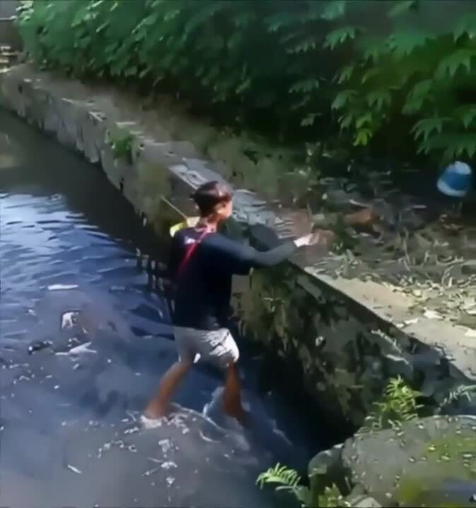 Man Falls Into River While Fishing | Jukin Licensing