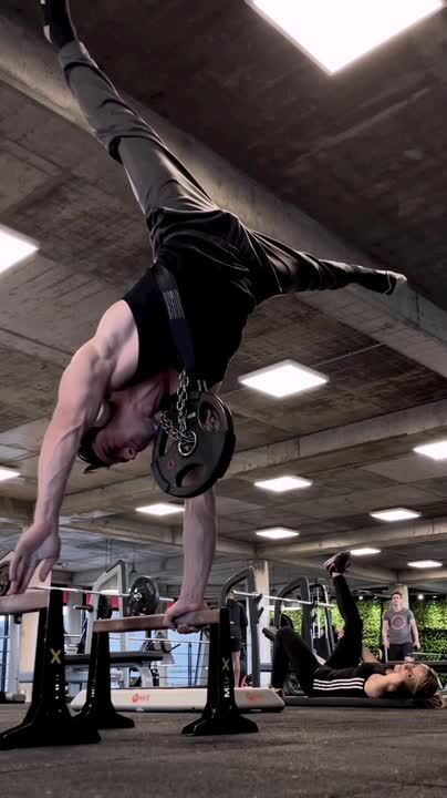 Guy Performs Mind-blowing One-Arm Handstand With Weight Plate | Jukin ...
