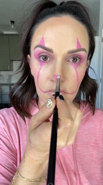 Woman Demonstrates Steps to do Minimal Clown Makeup for Halloween ...