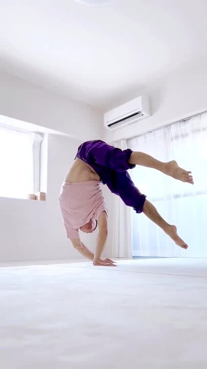 Guy Doing Handstand Shows Off Balancing Skills Through Awesome Tricks ...