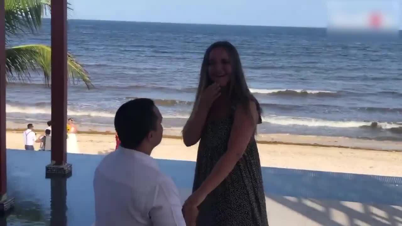 Man Proposes to Girlfriend While on Vacation With Their Family in ...