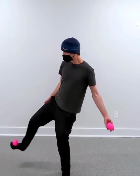 Juggler Juggles Balls Behind His Neck | Jukin Licensing