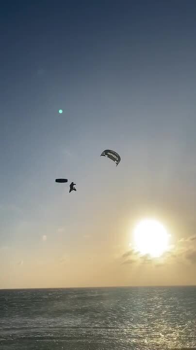 Kiter Gets Thrown in Water as His Kite Goes Out of Control While Kite ...