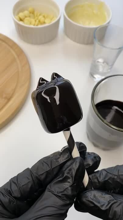 Woman Makes Delicious Bat Themed Halloween Cake Pops | Jukin Licensing