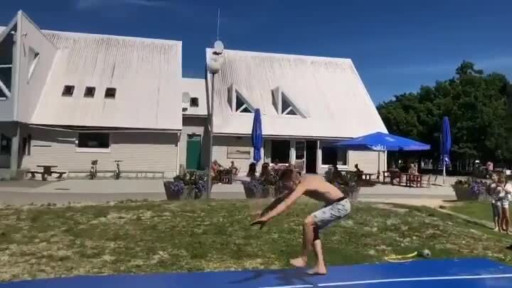 Duo Amazingly Coordinates With Each Other to Display Fantastic ...