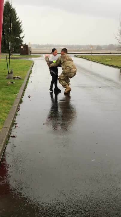 Military Dad Surprises Kid At Finish Line of 5k Run After Returning ...