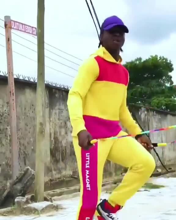 Guy Shows Amazing Dance Moves While Performing With a Jumping Rope ...