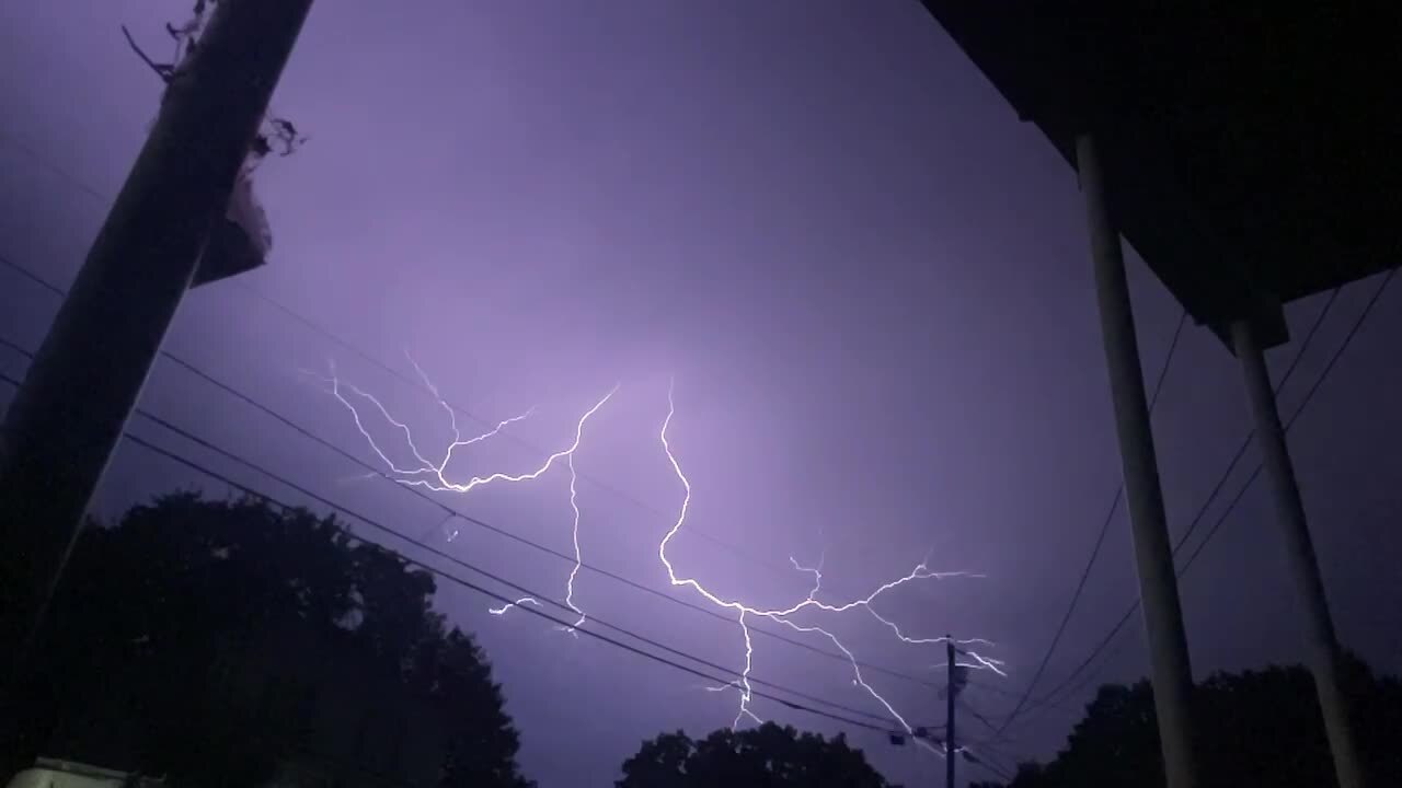 Night Sky Gets Illuminated by Elaborate Patterns of Lightning | Jukin ...