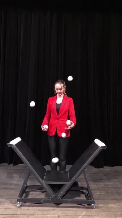 Bounce Juggler Makes Cool Patterns While Doing Tricks With Balls ...