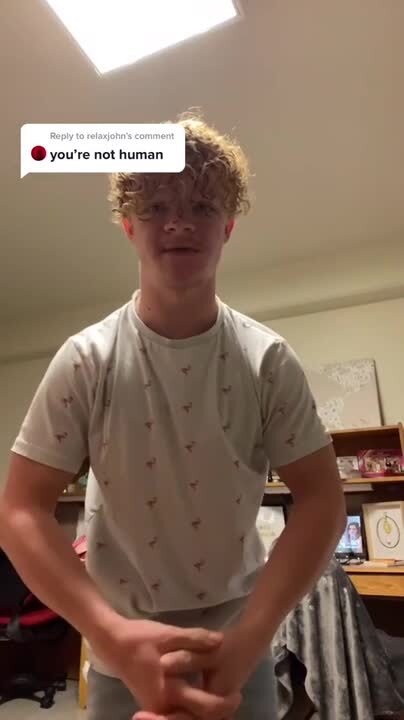 Guy Born Without Collarbones Claps By Joining His Shoulders Together ...