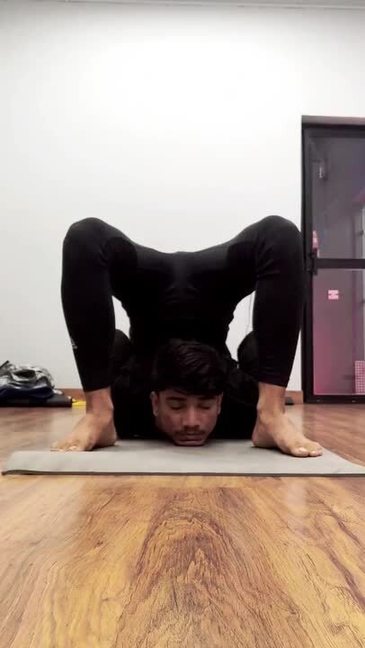 Guy Bends His Back And Performs Amazing Body Contortion Trick | Jukin ...