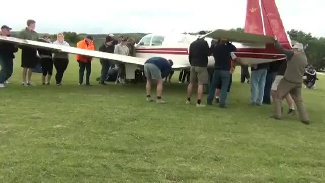 Airplane Loses Wheels during Takeoff | Jukin Licensing