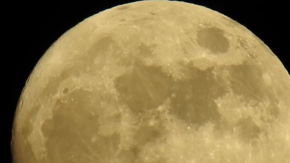Cameraman Zooms in on Moon | Jukin Licensing