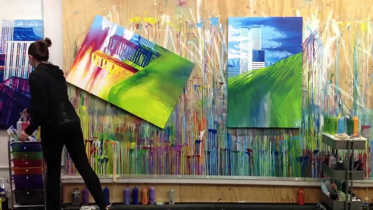 Artist Makes Beautiful Paintings With Squeeze Bottles While Rotating ...