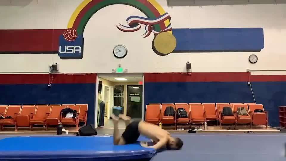Guy Trying a Standing Double Backflip Faceplants to Tumbling Mat ...
